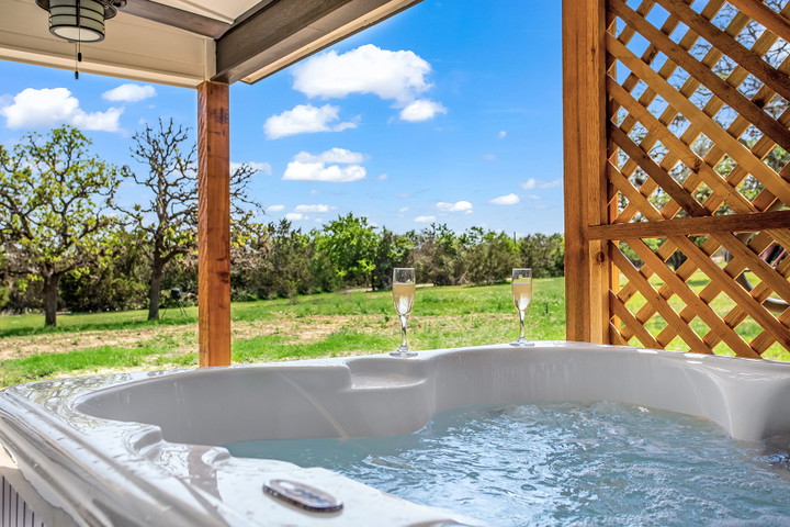 Full Kitchen And Hot Tub In Serene Cabin - Charming Retreat - Fredericksburg, TX