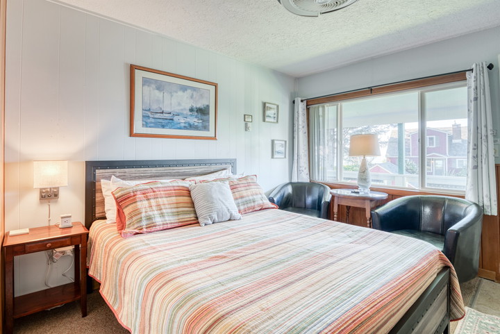 Obstructed Ocean Views And Cozy Amenities - Charming Coastal Retreat - Depoe Bay, OR