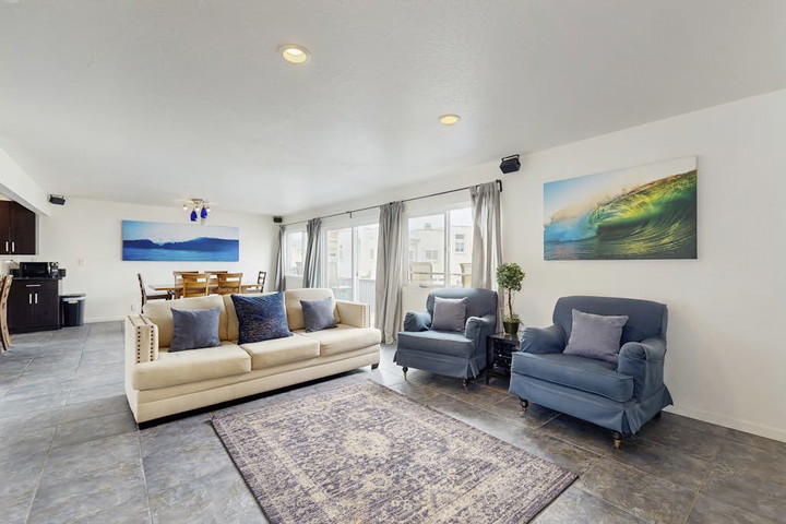 Spacious Condo Steps From The Beach With Full Kitchen - Dog-friendly - Newport Beach, CA