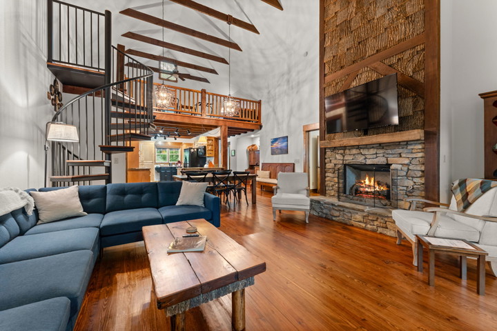 Rustic Charm And Cozy Gathering Spaces - Enchanting Woodsy Oasis - Highlands, NC