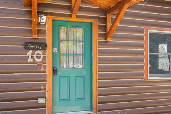 Spacious Retreat With Full Kitchen And Smart Tvs - Charming Cowboy Cabin - West Yellowstone, MT