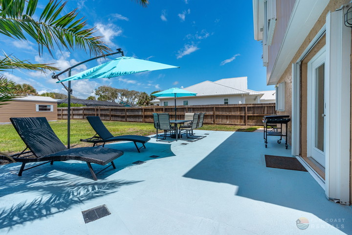 Big Beach House With Fenced Private Yard: Dog Friendly Steps From The Ocean - New Smyrna Beach, FL
