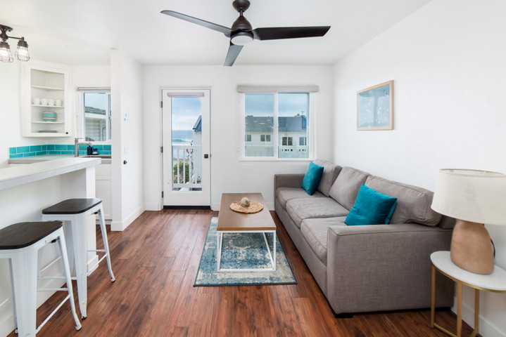 Ocean View Balcony And Vintage Fireplace - Charming Coastal Retreat - Oceanside, Californie