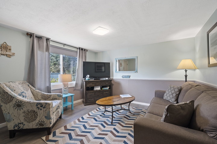 Spacious Living Area And Kitchenette - Charming Family Escape - Oregon