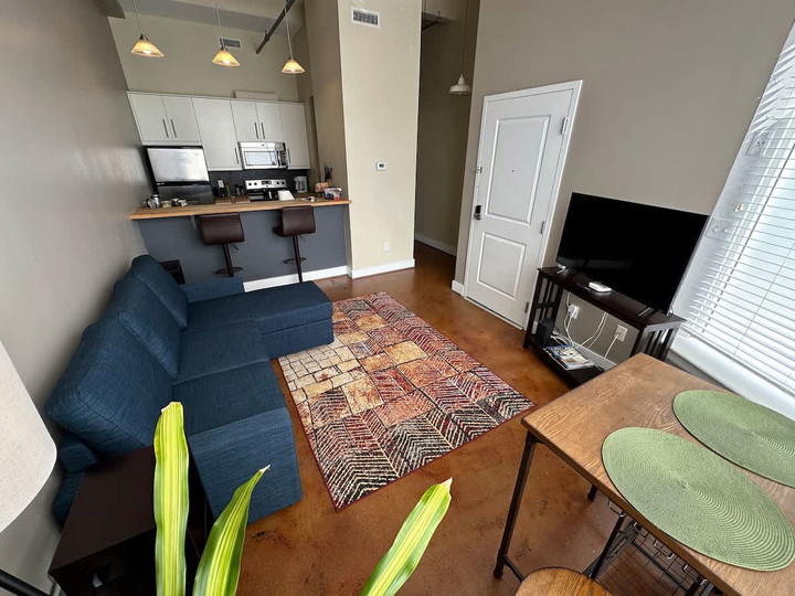Stay Roanoke | Chic Walkable Apt W/rooftop Views - 로아노크