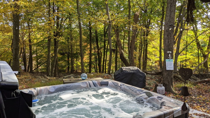 Harmony Cottage By Avantstay | Lake Access, Hot Tub, Fire Pit, & Game Room - Pennsylvania