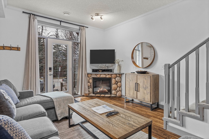 Mountain View Chalet - Large Outdoor Pool And Hot Tub - Pet Friendly - Canada