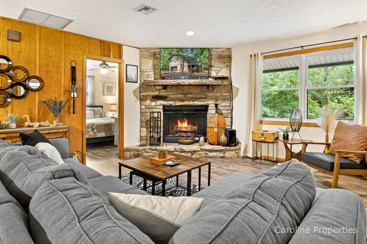 Charming Lake Access And Cozy Fireplace - Inviting Nature Retreat - Lake Lure, NC