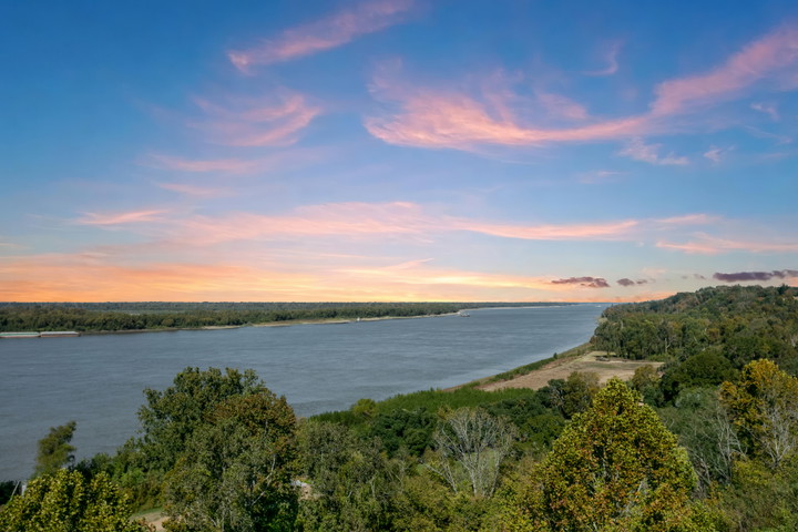 Stunning Mississippi River Views And Antique Décor - Charming Historic Retreat - United States