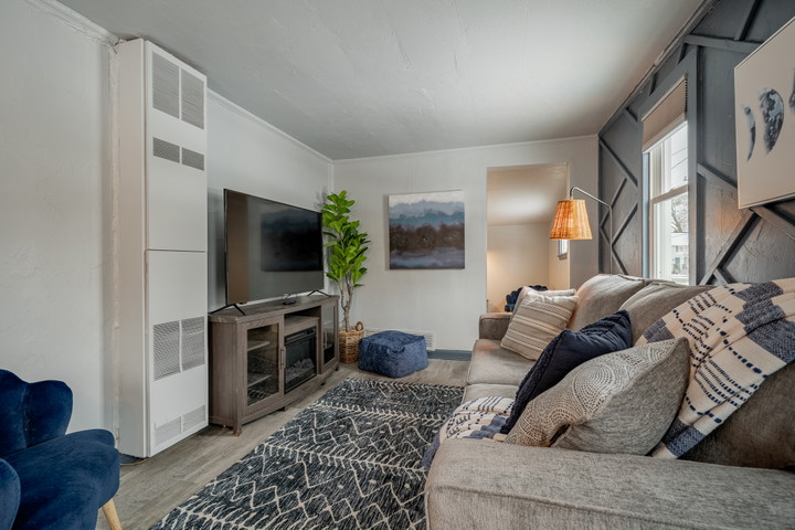 Cozy Haven With Large Yard And Modern Amenities - Charming Retreat - Appleton, WI
