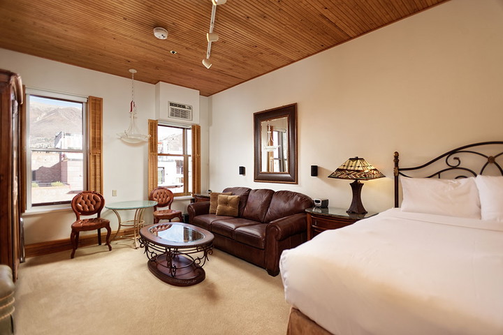 Independence Square Unit 306 | Hotel Room With Large Sitting Area & Wet Bar - Aspen, CO