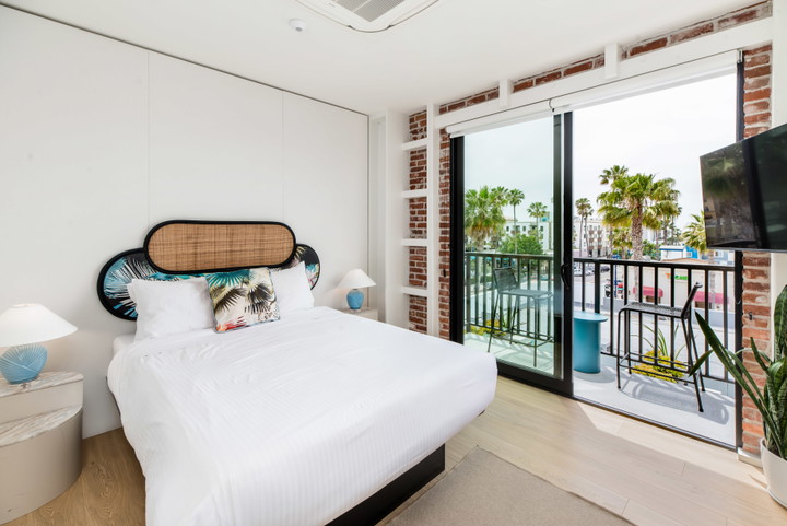 Lively Urban Retreat With Balcony And Digital Concierge - Stylish Haven - Oceanside, CA