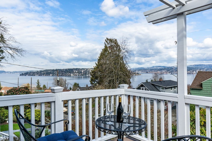 Scenic 3br Lake Washington Home – Hot Tub & Outdoor Bbq - Renton, WA