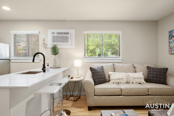 Easy Access To Ut Campus! Shared Pool + Parking - United States