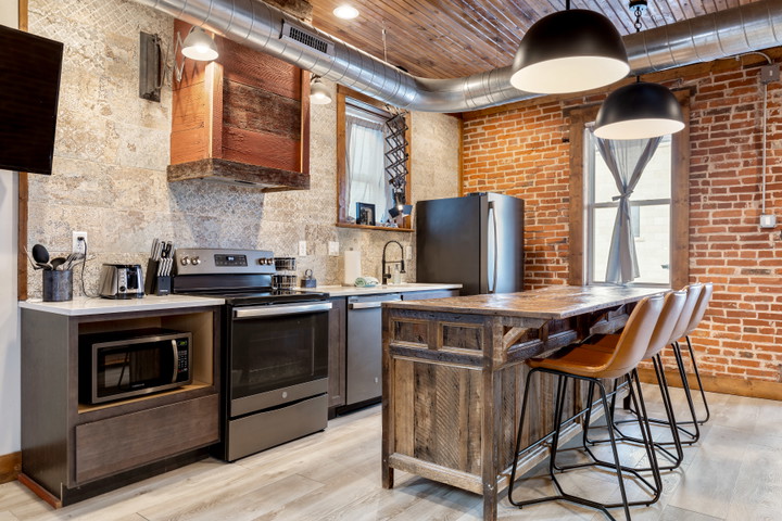 Hill Retreat: Rustic Charm W/ Balcony - St. Louis, MO