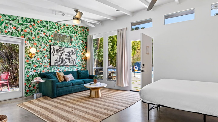 The Rosalie By Avantstay | Shared Pool + Hot Tub + Putting Green | Bright Desert Retreat | Walk To Dining, Spas + Golf | Joshua Tree - Palm Springs