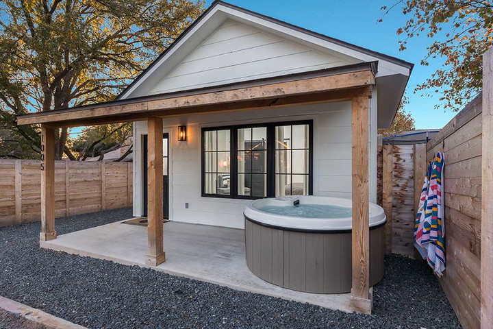 Private Guesthouse, Hot Tub, Soaking Tub, In Town! - United States