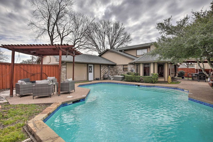 Pool And Indoor Hot Tub Oasis - Stunning Modern Retreat - Dallas, TX