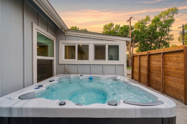 Baby Blue Cottage! Downtown Hot Tub Bbq Fire Pit - Colorado Springs, CO