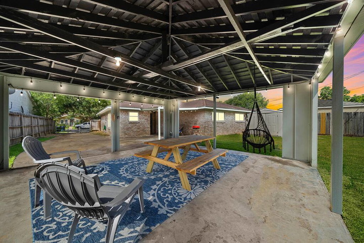Private Yard Oasis: 4br Home, Sleeps 10 - Pearland, TX
