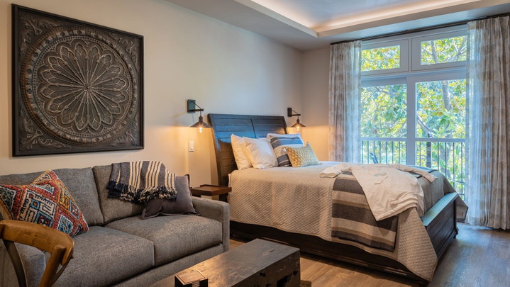 Paso Park Suites By Avantstay | Balcony Over The Square + Walkable | Paso Robles - Paso Robles, CA