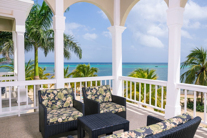 Luxurious Beachfront Condo,pool - Angelfish 202 - Honduras