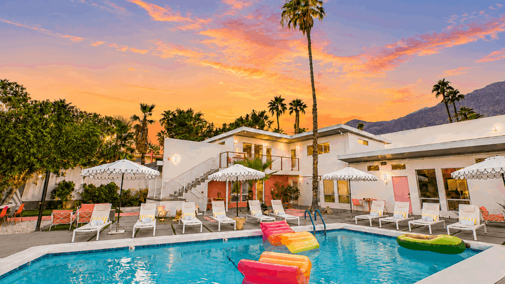 The Rosalie By Avantstay | Shared Pool + Jacuzzi + Poolside Grill + Putting Green | Mountain Views | Walk To Dining, Spas + Golf | Joshua Tree Nearby - Palm Springs, CA