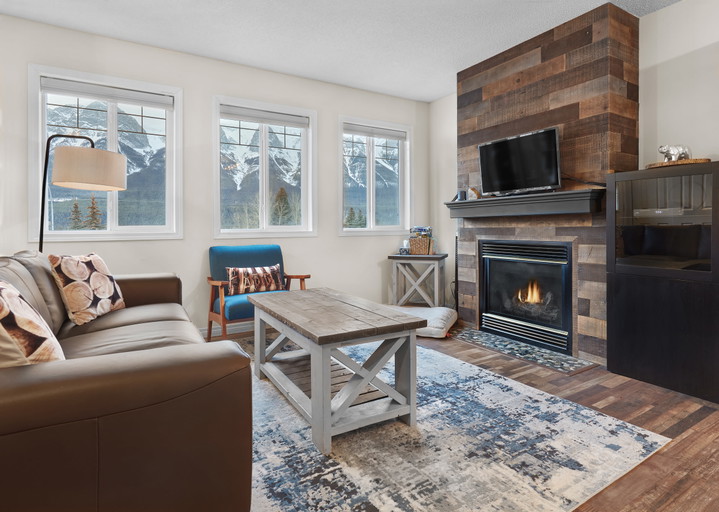 Pet Friendly 2br With Mtn Views And Hot Tub - Canada