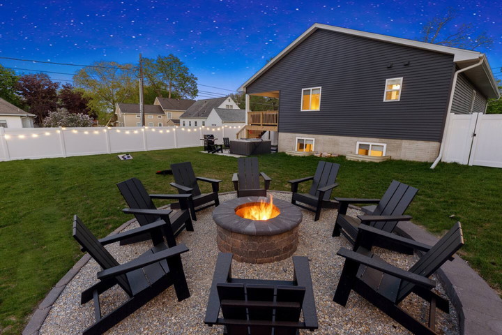 Brand New/walk To Downtown W/hot Tub & Fenced Yard - Cedar Falls, IA