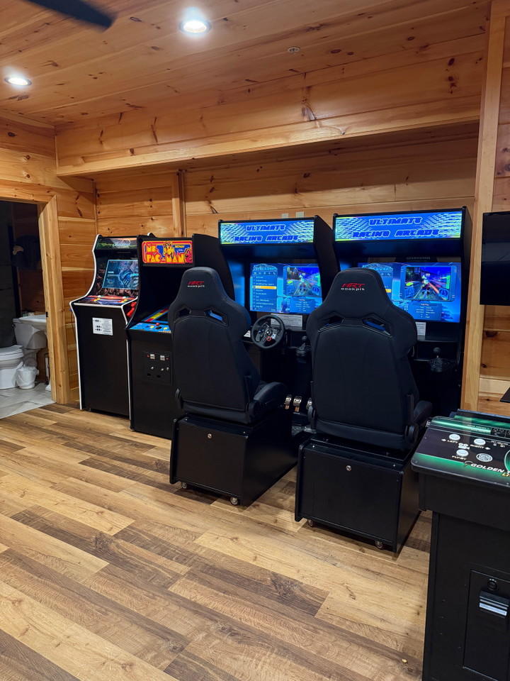 Bear Moon Rising: Indoor Pool, Theater Room, 2 Hot Tubs, Game Room | Sleeps 24 - Gatlinburg, TN