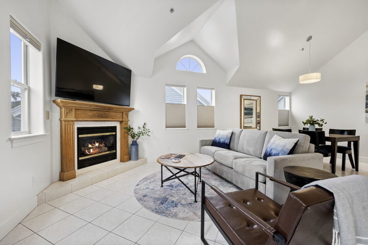 Mavericks Penthouse – Downtown Luxury On Main Street, Half Moon Bay - Half Moon Bay, CA