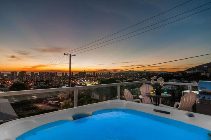Hale Ohana: 7br Estate W/ 2 Hot Tubs & Ocean Views - Honolulu, HI
