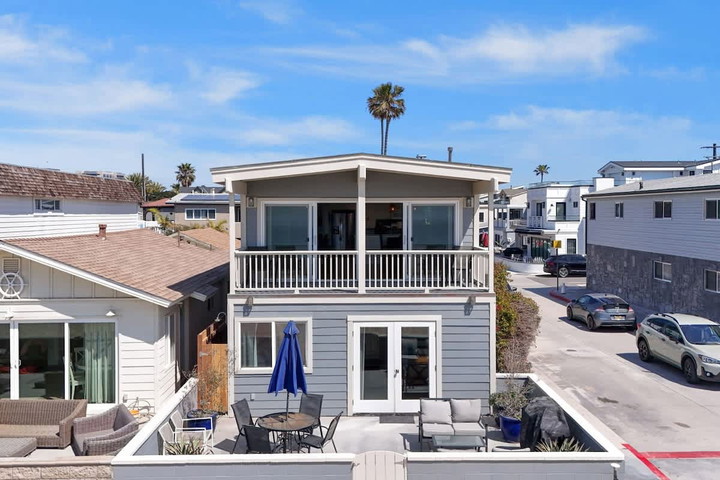 Oceanfront Bungalow With Balcony And Stunning Views - Newport Beach, CA