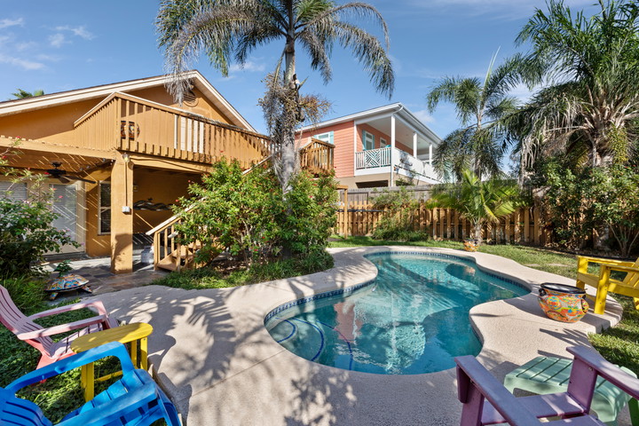 Colorful Beach Bungalow • Pool & Hot Tub • 2 Min Walk To Beach - South Padre Island