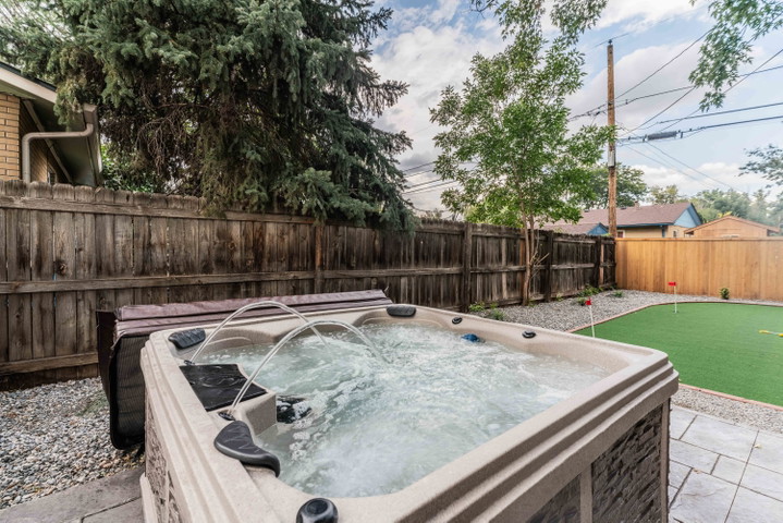 Game Room- Hot Tub- Sauna & Projector! - Arvada, CO