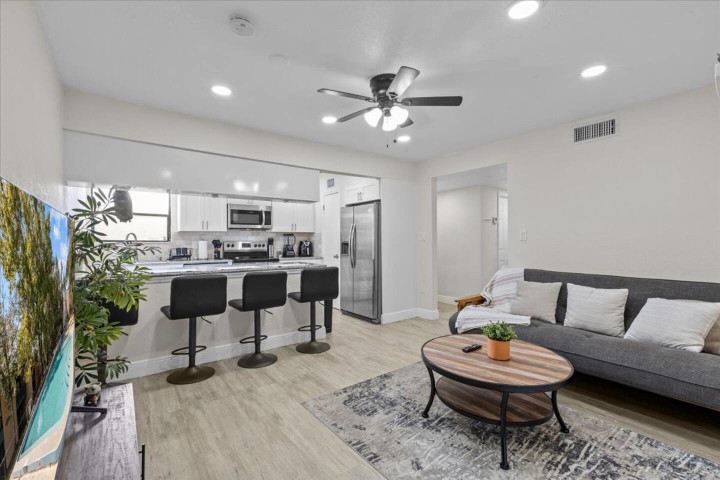Go Gators Apartment + Ps4 Console! - Gainesville, FL