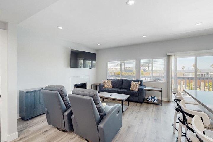 Central Ac, Heated Pool, Walk To Beach Locaiton Can't Be Beat! - Oxnard, CA