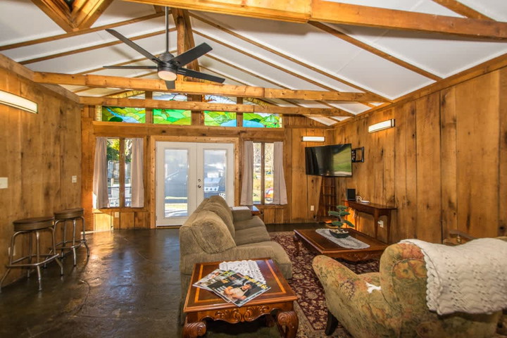 Artsy 2bdr Cottage W/ Free Tix | 5 Min To Main St - Hendersonville, NC
