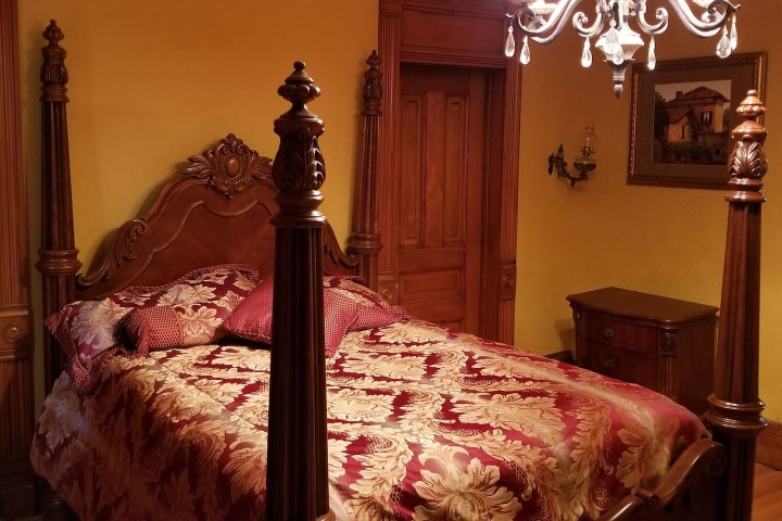 Charming Suite With Claw Foot Tub - Bold And Cozy Retreat - Sioux Falls, SD