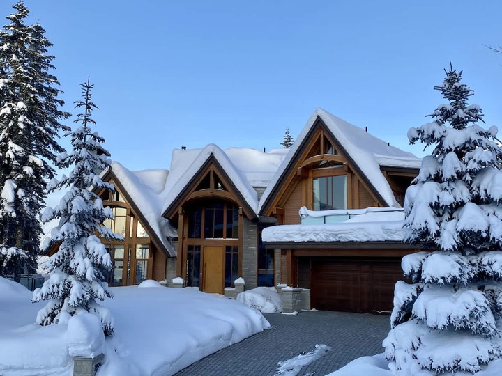 Luxury Chalet With Jacuzzi, Heated Pool, & Theatre - Canada