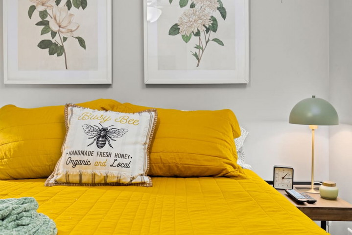 Bumble Bee Cottage - Quiet Comfort For 2 - Peoria