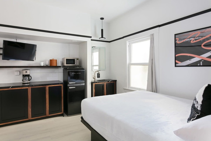 La Ventana Hotel - Gaslamp Quarter Gem Historic Hotel Room - San Diego
