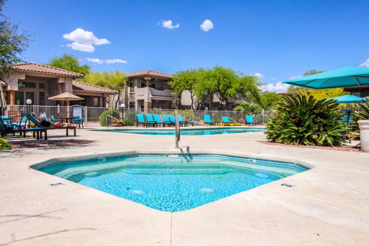 Bright & Modern Resort Condo With Pool & Hot Tub - Oro Valley, AZ