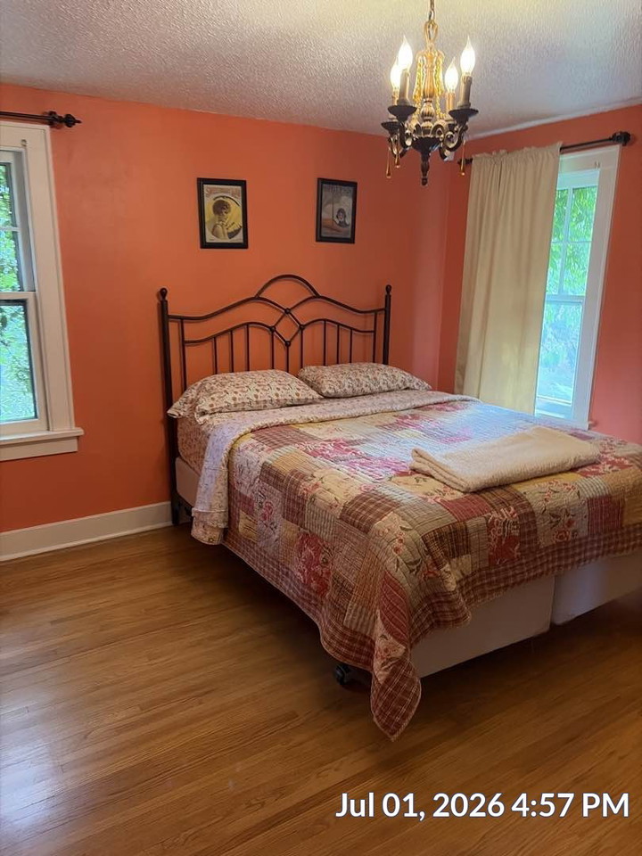 Beautiful Backyard And Cozy Spaces - Charming Historic Getaway - Sioux Falls, SD