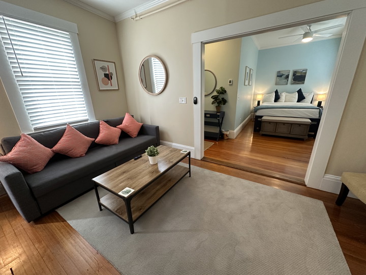 Exposed Brick Suite 1 Bed/ 1 Bath/ Pullout Sofa - Newport, RI