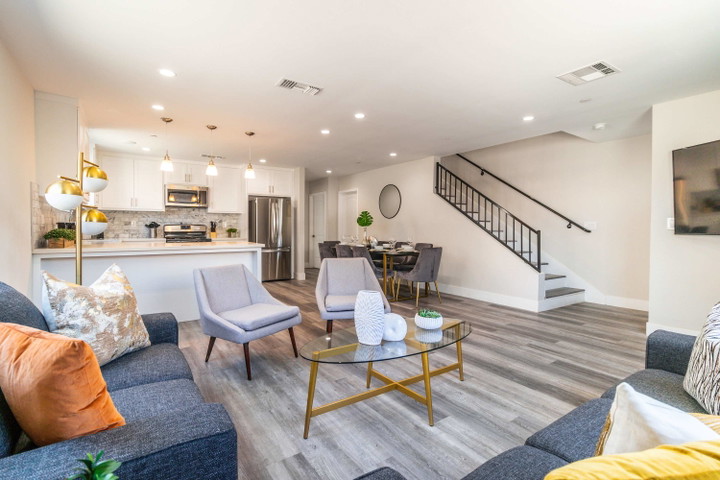 Upscale Gated 4br | Private Parking & King Beds - Burbank, CA