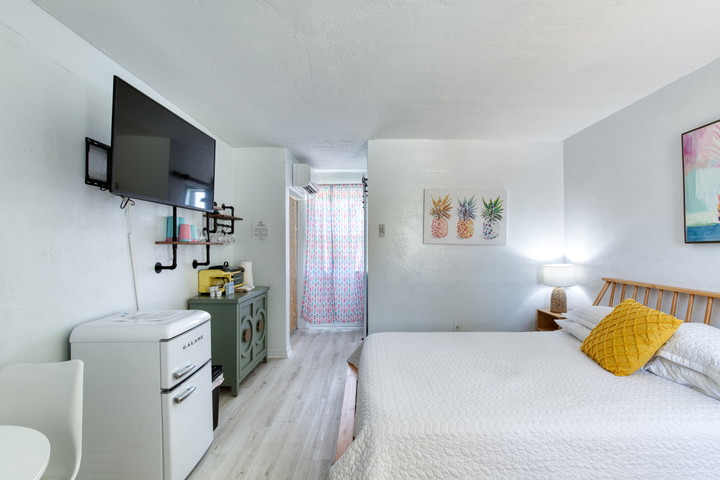 6 Pineapple Shores Retro Inn Queen Studio - Daytona Beach, FL