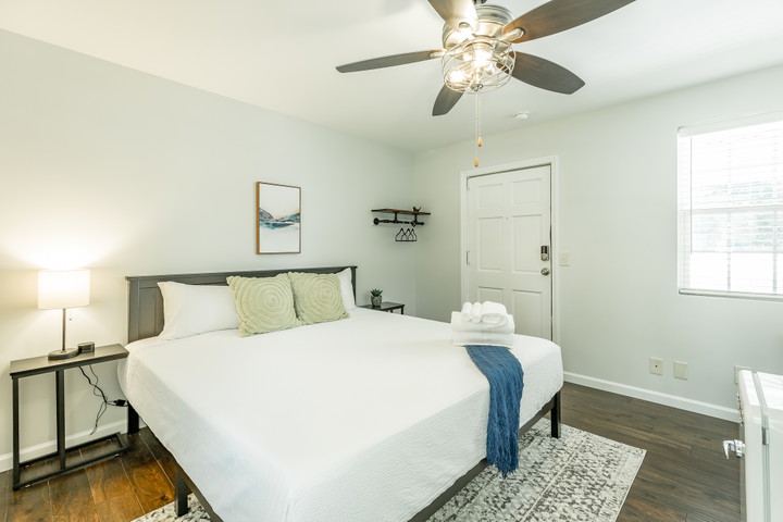 Mid-century Modern Suite With Kitchenette - Stylish Tranquil Retreat - Chattanooga, TN