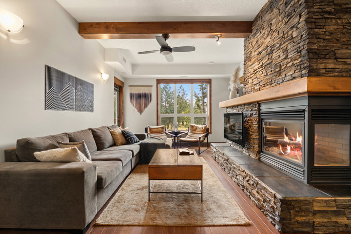 Caribou Pines | Outdoor Pool & Hot Tub | Fireplace - Canada