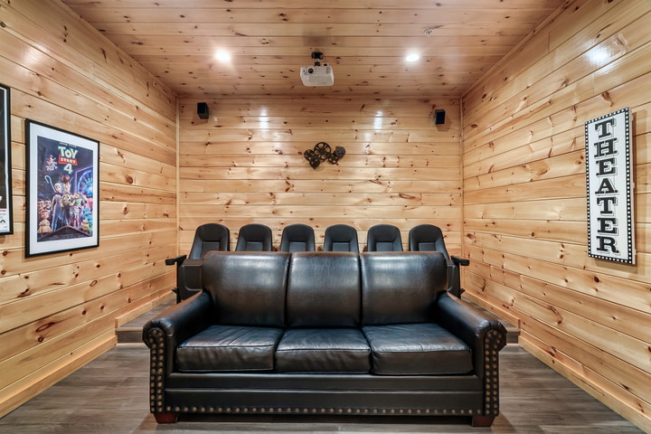 Log Cabin W/ Private Hot Tub, Billiards, Arcade Games, Theater Room, Decks, More - Gatlinburg, TN